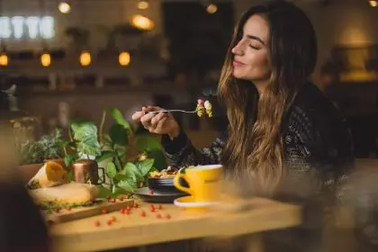 À partir de laquelle 4 habitudes pendant les repas doivent se débarrasser de commencer à perdre du poids 7647_1