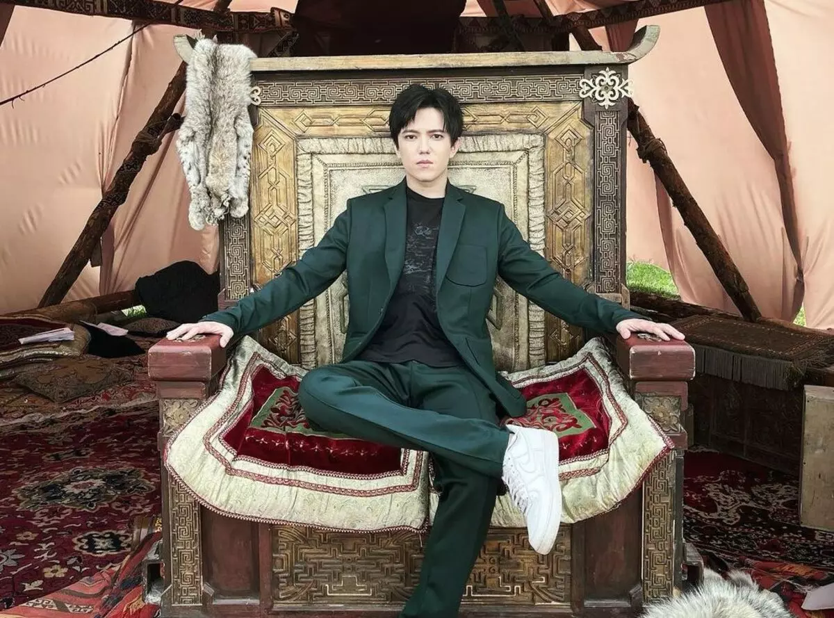 26 yaşındaki şarkıcı-Wunderkind Dimash Kudabergenov. Kiminle romanları atfediyorlar ve kiminle evlenmek istiyor?