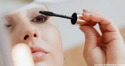 Eyelashes कैसे पेंट नहीं कर सकते: 5 मुख्य गलतियाँ वृद्ध 842_1