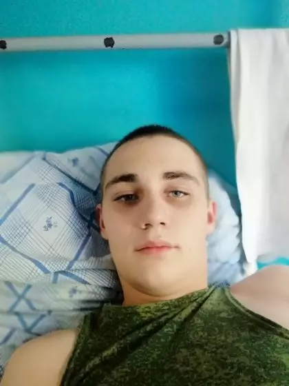 Igor Trubnikov de 20 anos. O que fez o exército com um menino que se importava com uma mãe cega por 11 anos 882_4