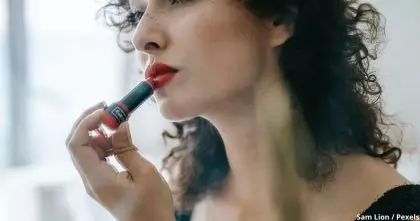 Hoe de mode is veranderd op lippenstift. Laat zien hoe ze lippen van 1920 tot op de dag van vandaag schilderden